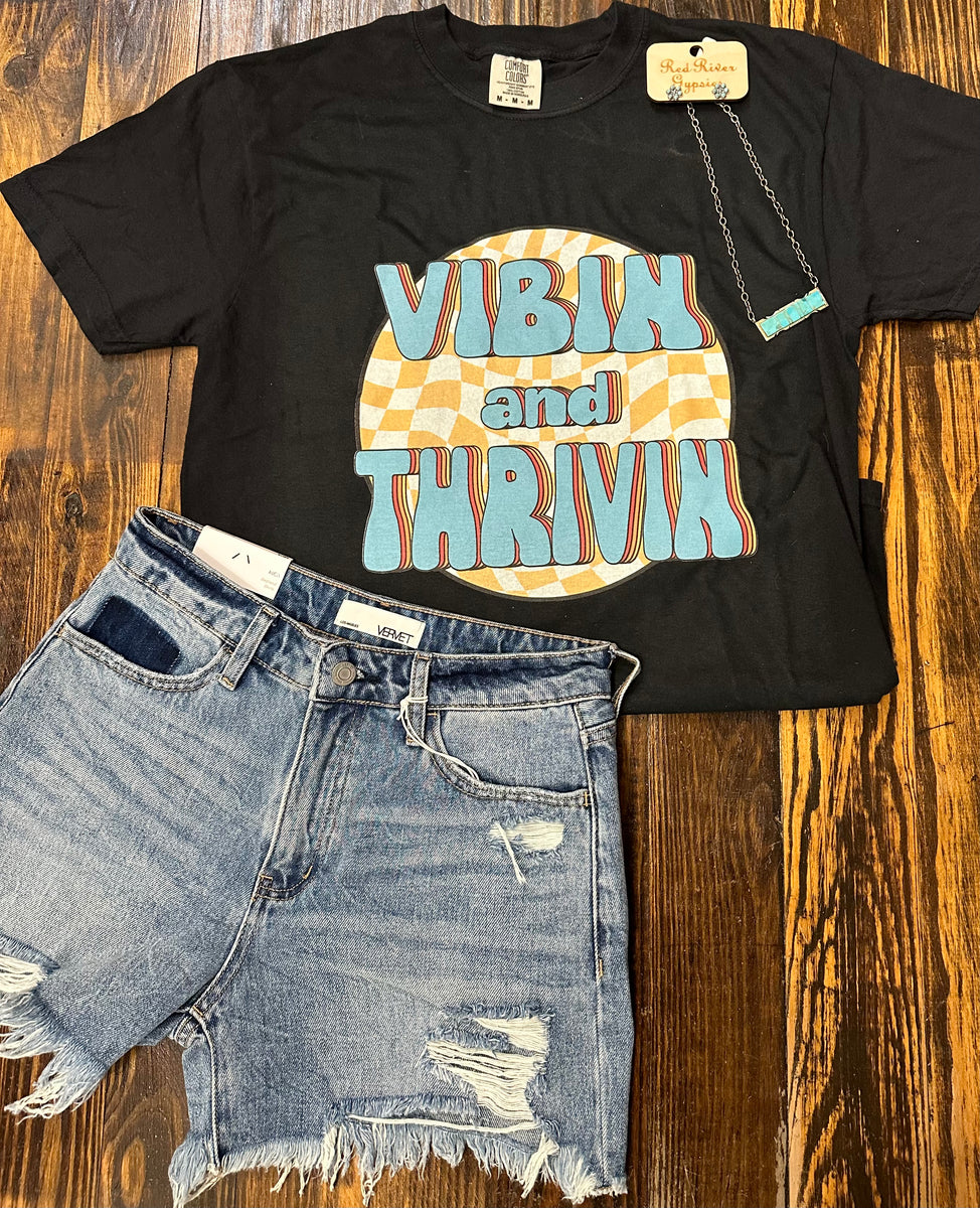 THE VIBIN & THRIVIN TEE – Red River Gypsies